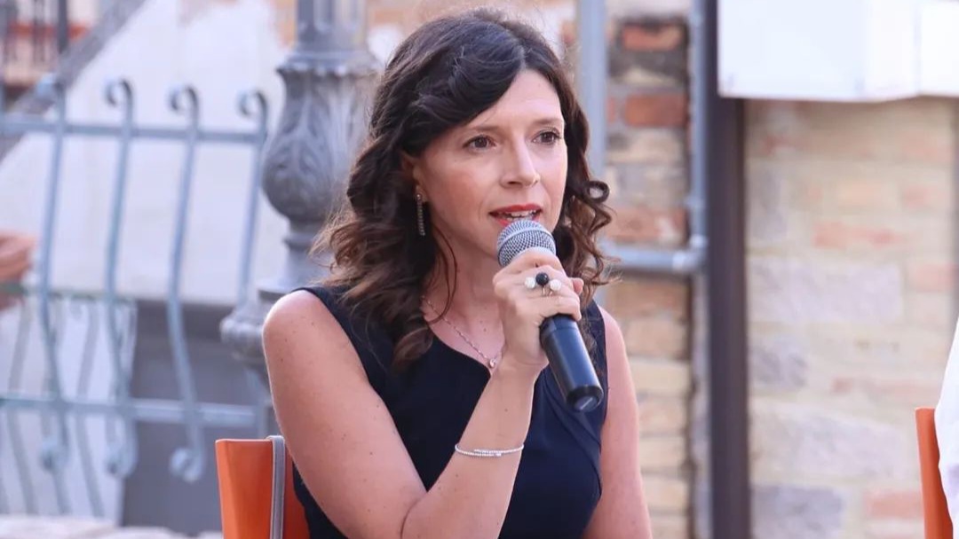 La scrittrice Laura D'Angelo al Festival "Dialoghi di carta" in ...